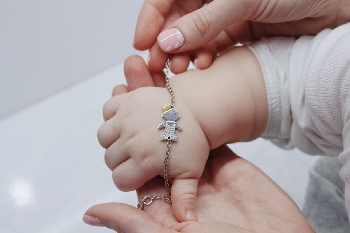 Le choix parfait de gourmette pour bebe : quand et pourquoi offrir ce ...